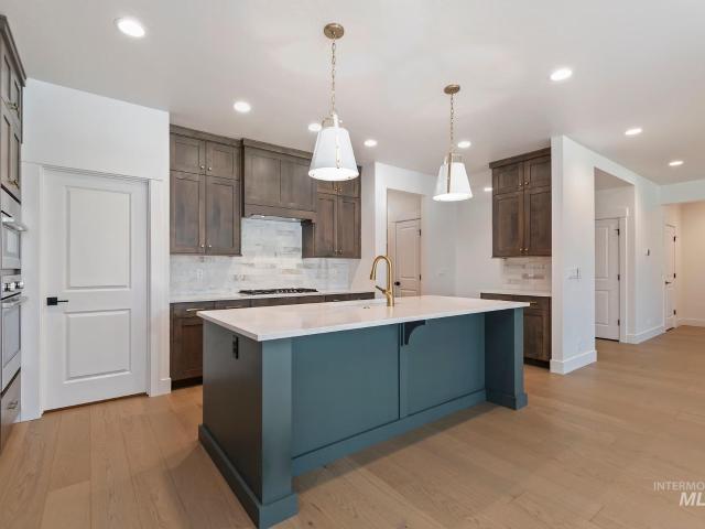743 W Oak Springs Dr