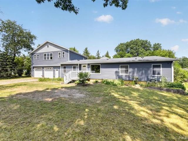 7447 Ore Lake Rd, Hamburg Township, MI 48116