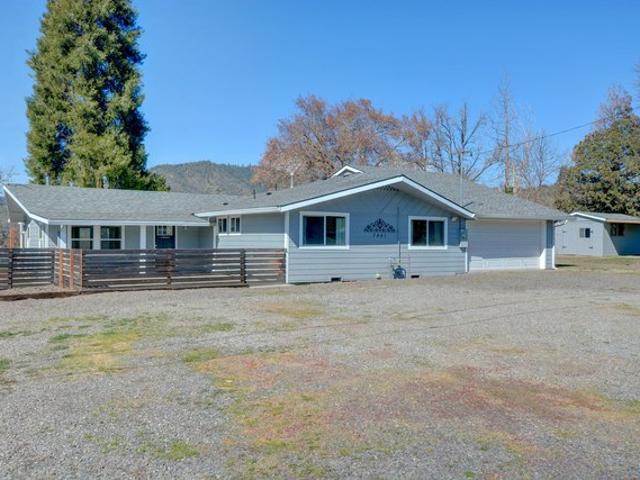 7441 Maple Ln, Central Point, OR 97502