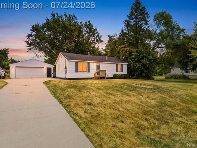 7443 Lawrence St, Mundy Township, MI 48439