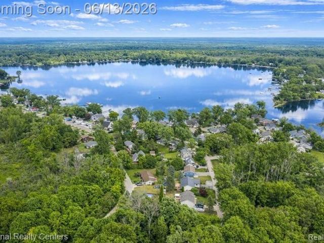 7451 Garland Ave, Hamburg Township, MI 48116