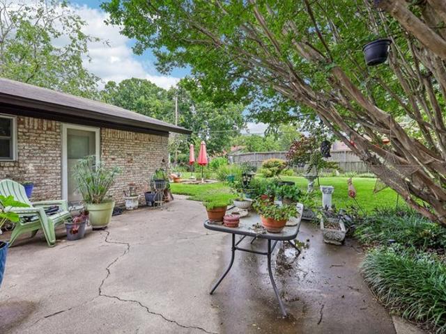 7452 Meadowcrest Dr, Fort Worth, TX 76112