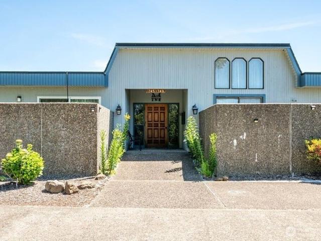 745 Marine View Dr, Longview, WA 98632