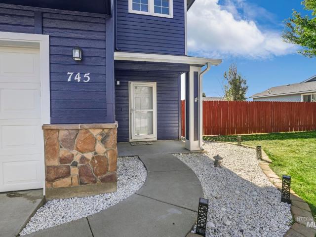 745 SW Lago