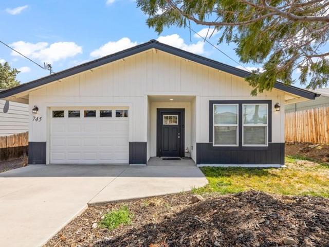 745 SW Madison St, Madras, OR 97741