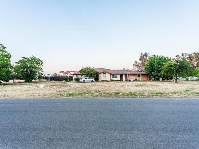 7464 N Paula Ave, Fresno, CA 93611