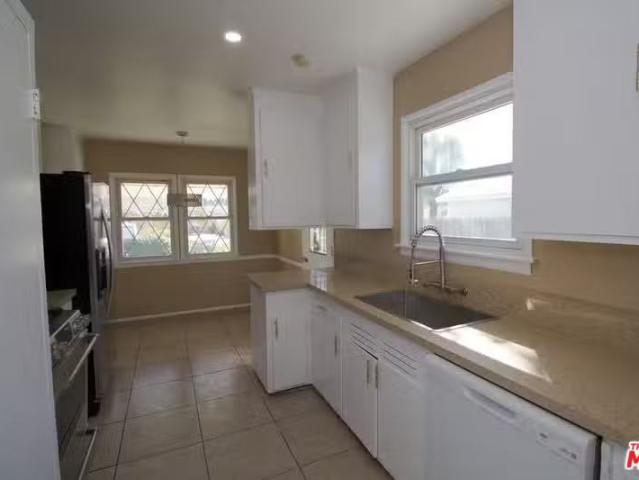 7465 N Forbes Ave Houses in Lake Balboa, CA
