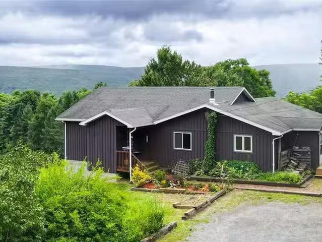 7467 COUNTY ROAD 12, NAPLES, NY 14512 Single Family Residence.