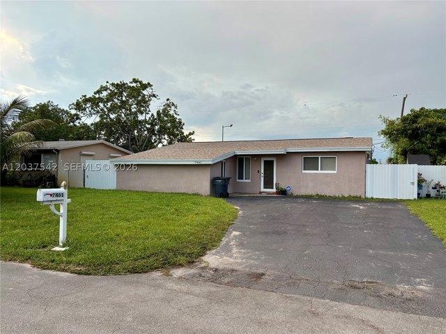 7461 Douglas St, Hollywood, FL 33024
