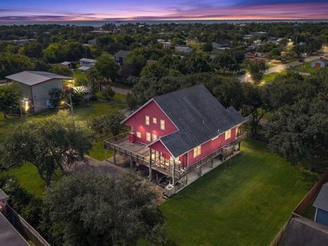 746 12th St, Dickinson, TX 77539