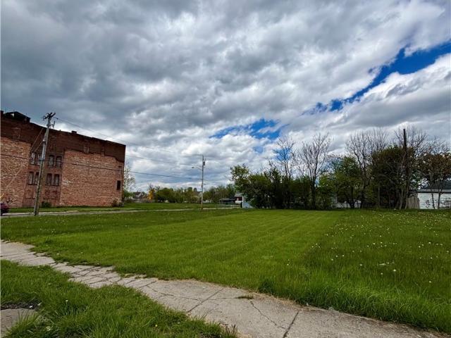 746 William St