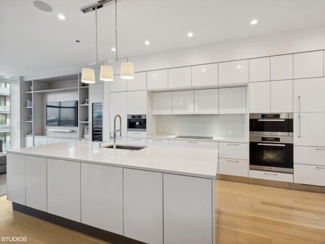 747 N Clark Street # 401