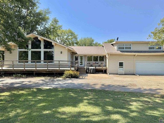 7482 Hilldale Rd S, Ozawkie, KS 66070