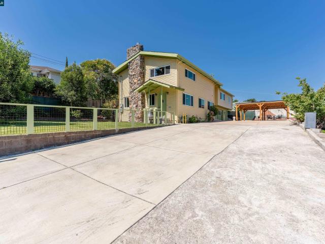 748 3rd Ave