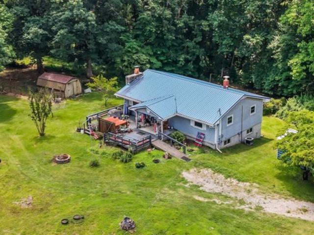 748 Christenson Rd, Deer Lodge, TN 37726