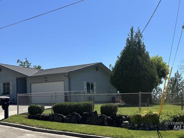 748 Hughes Dr