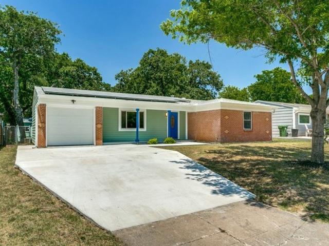 748 Oak Dr, Hurst, TX 76053