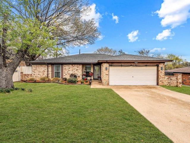 748 Regency Dr, Hurst, TX 76054