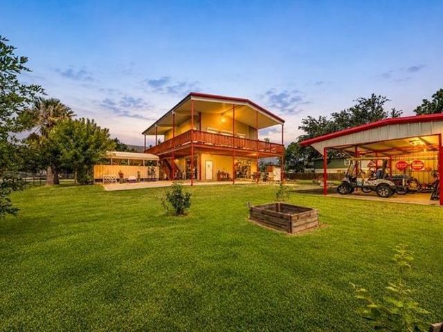 749 12th St, Dickinson, TX 77539