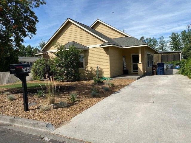 749 NW 8th St, Redmond, OR 97756