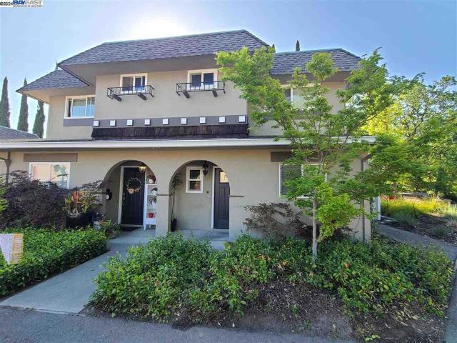 749 Palomino Dr, 2 beds, 2 full baths