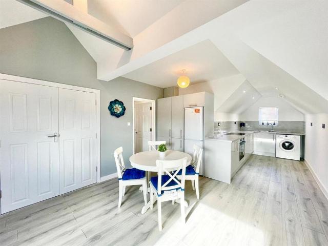 74 Higham Hill Road, London E17 2 bed flat to rent £2,325 pcm £537 pw