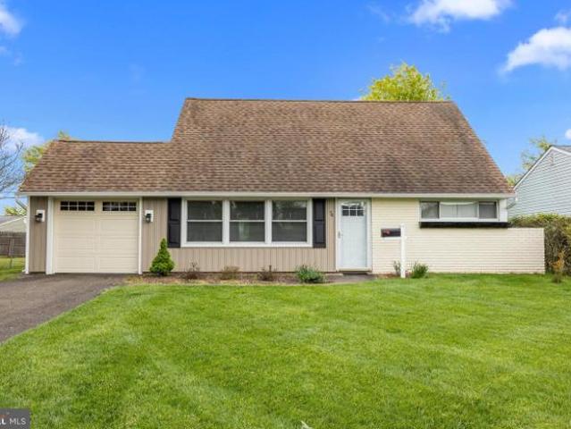 74 Indian Red Rd, Levittown, PA 19057