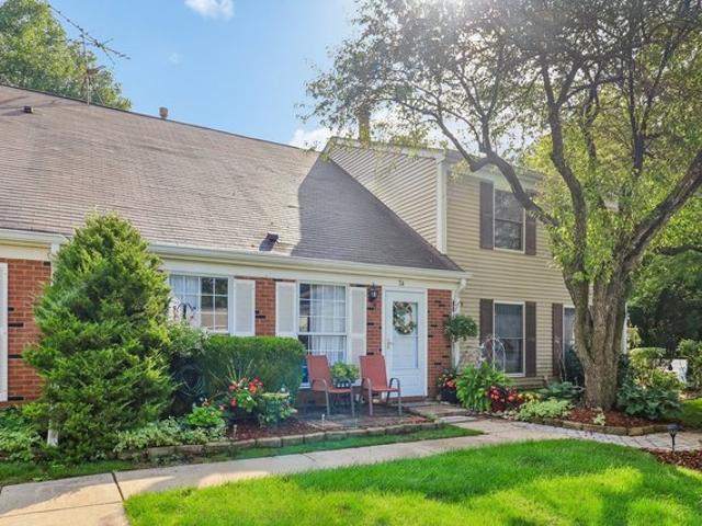 74 Silver Tree Cir, Cary, IL 60013