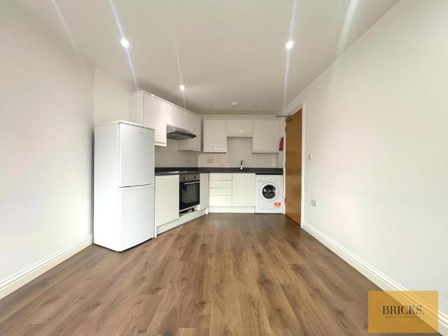74a High Street, Watford WD17 1 bed apartment to rent £1,380 pcm £318 pw