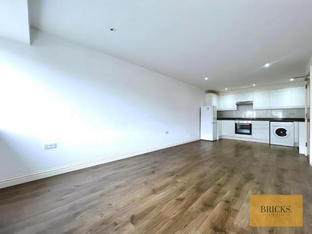 74a High Street, Watford WD17 1 bed apartment to rent £1,485 pcm £343 pw