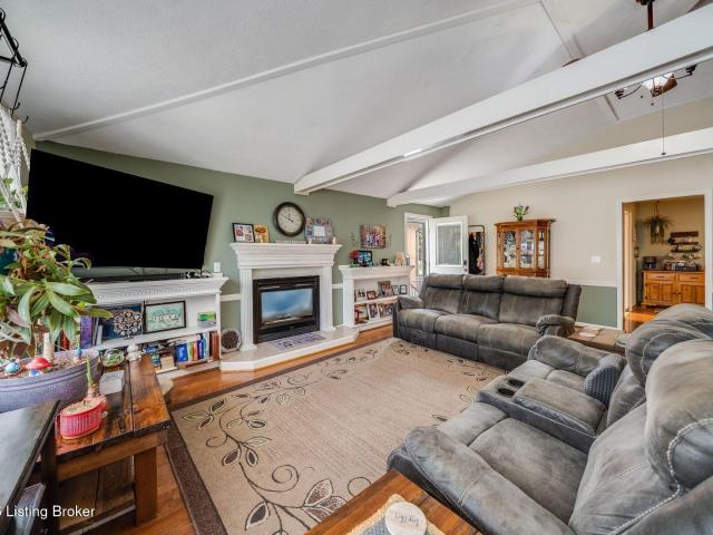 7505 Jamaica Dr
