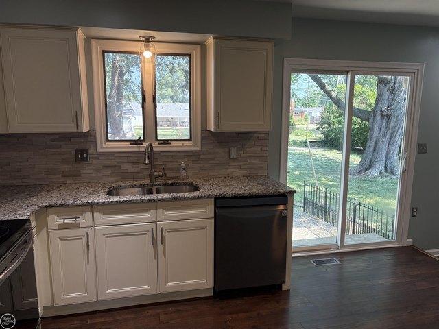 7505 21 Mile Rd, Shelby Township, MI 48317