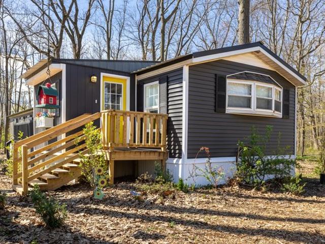 75070 Marie Dr, Lawton, MI 49065