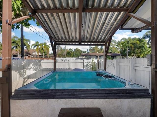 7501 Raleigh St, Hollywood, FL 33024