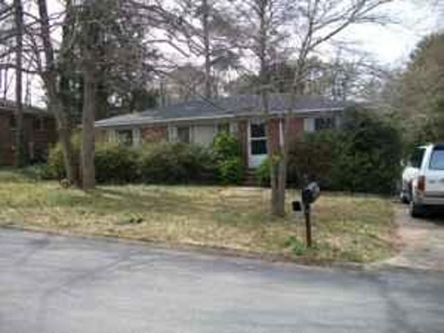 $750 / 3br 1ba, brick HOUSE, fenced back yard, hardwood floors, close to campus Village Dr
