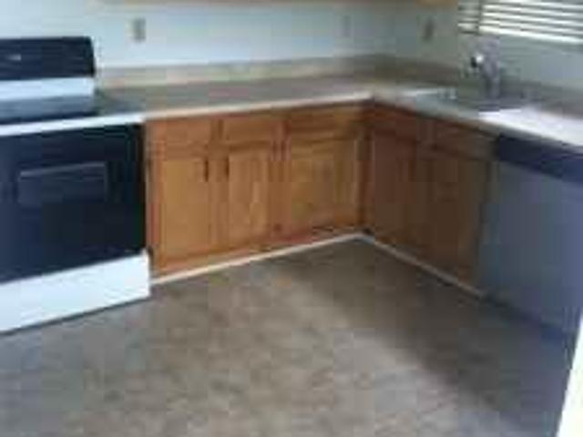 $750 / 3br 6 room 3 bedroom 1/2 double kingston