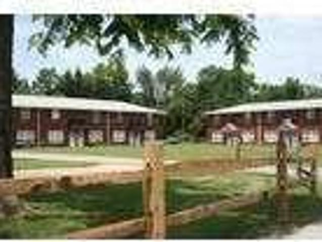 $750 2 Bedrooms / 2 Bath Stone Villa Court Townhouses