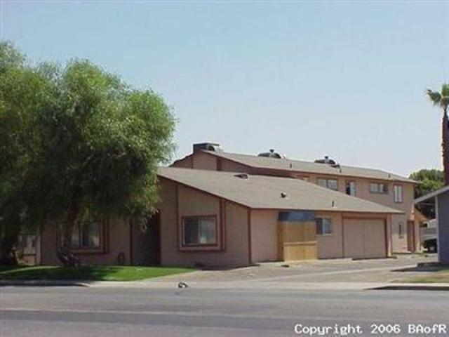 $750 / 2br South Bakersfield Large 2 bedroom, 1.5 bath apartment move in ready Bakersfield map