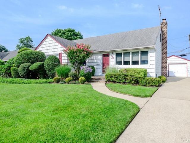 750 Durham Rd, East Meadow, NY 11554