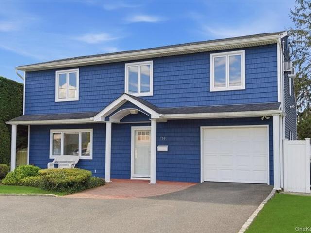 750 Outlook Ave, West Babylon, NY 11704