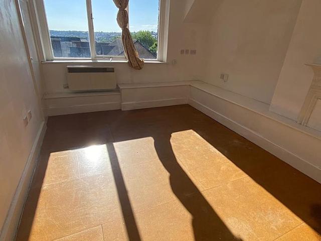 £750 PCM, Two Bedroom Second Floor Flat in Custom House, Dock View Road, Barry, Vale of Glamorgan, CF63 4AE