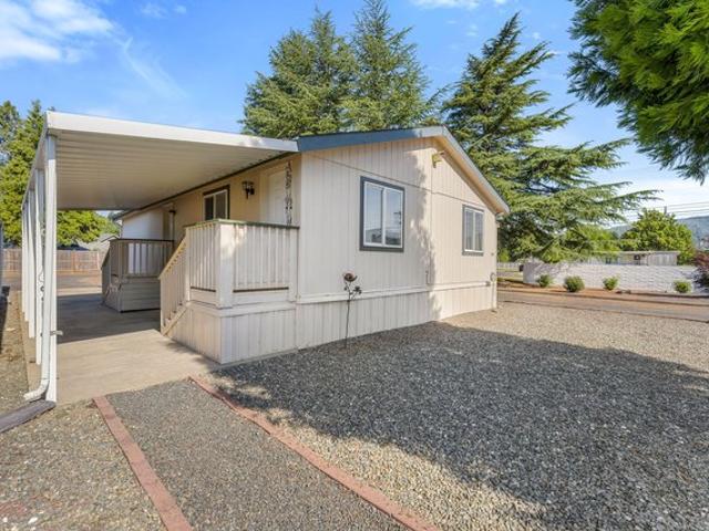 750 Roguelea Ln, Grants Pass, OR 97526
