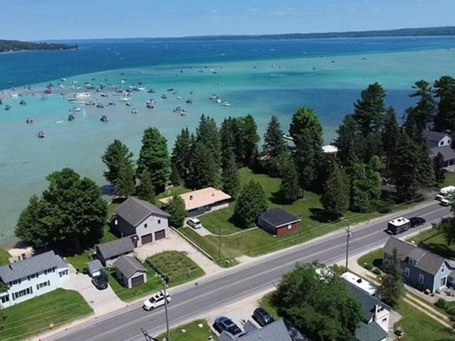 7516 Crystal Beach Rd NW, Rapid City, MI 49676
