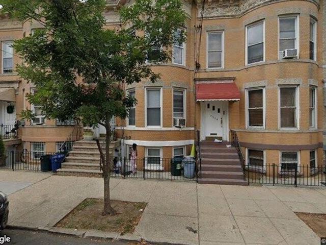 7516 62nd St, Glendale, NY 11385