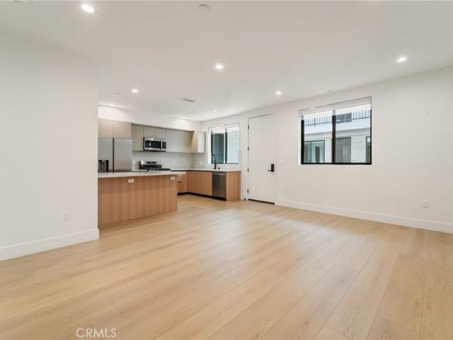 7510 Sepulveda Blvd, Unit 204, Van Nuys, CA 91405 | MLS #SR26156