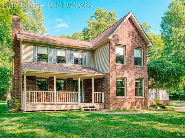 7511 Welle Rd, Hamburg Township, MI 48116