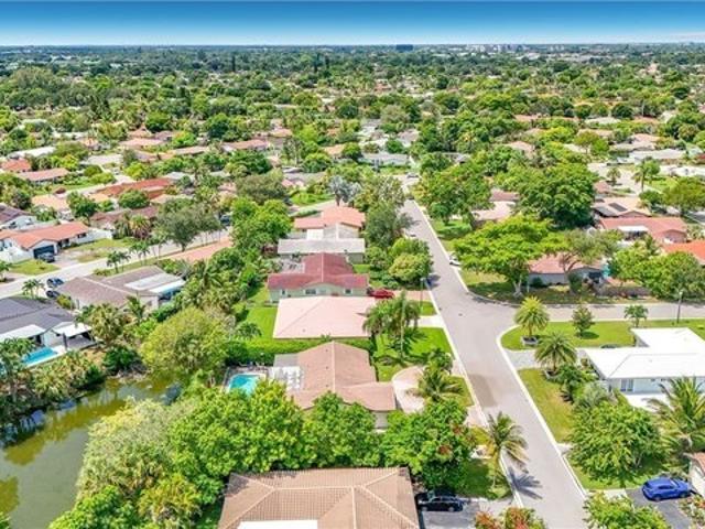 7511 42nd Dr NW, Coral Springs, FL 33065
