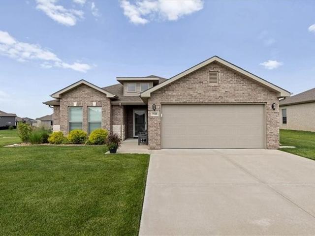 7528 Arapahoe Dr, Shawnee, KS 66227