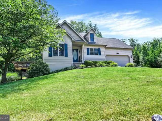 7522 LACEY LN, SPRING GROVE, PA 17362 Single Family Residence.