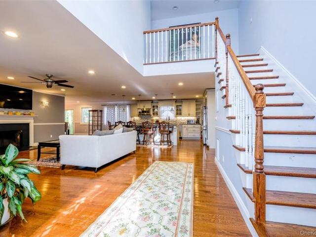 752 Kensington Ct, Westbury, NY 11590